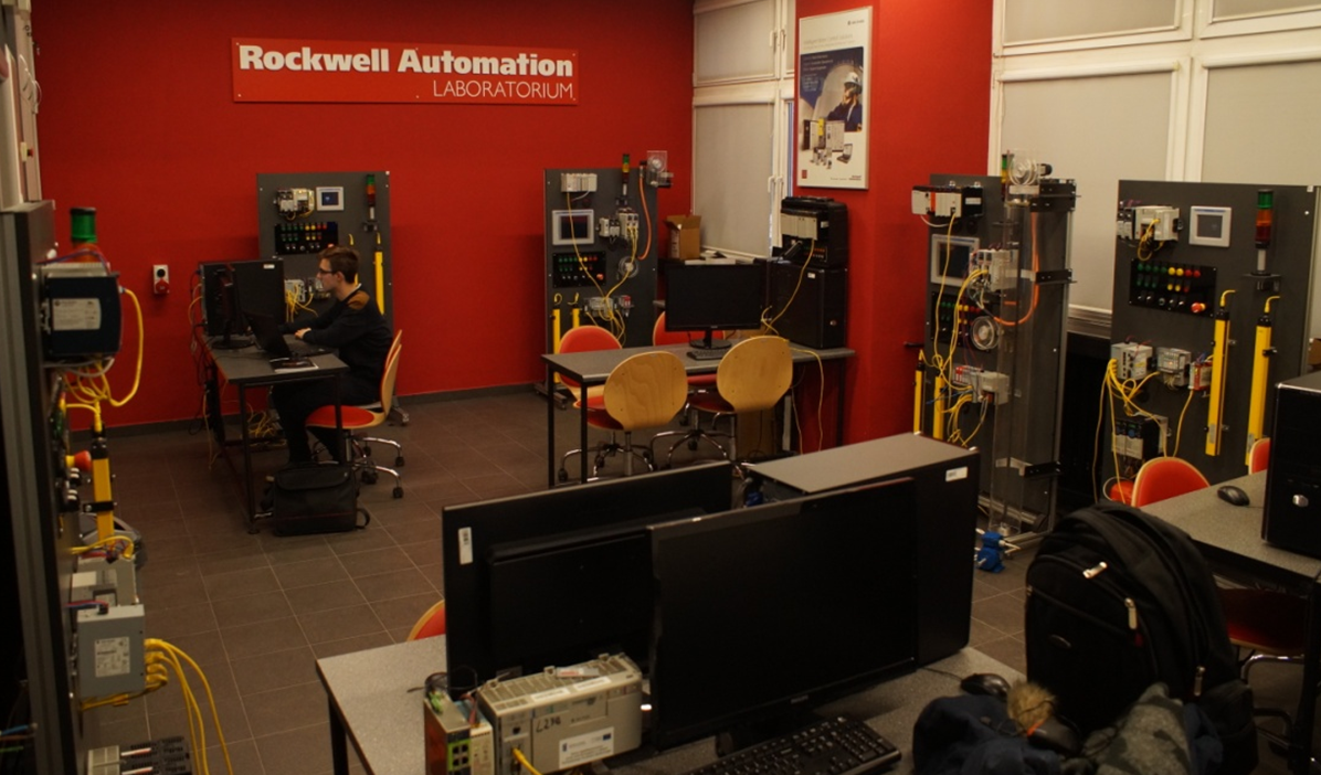 Politechnika Śląska | Laboratorium przemysłowych sterowników PLC firmy ...